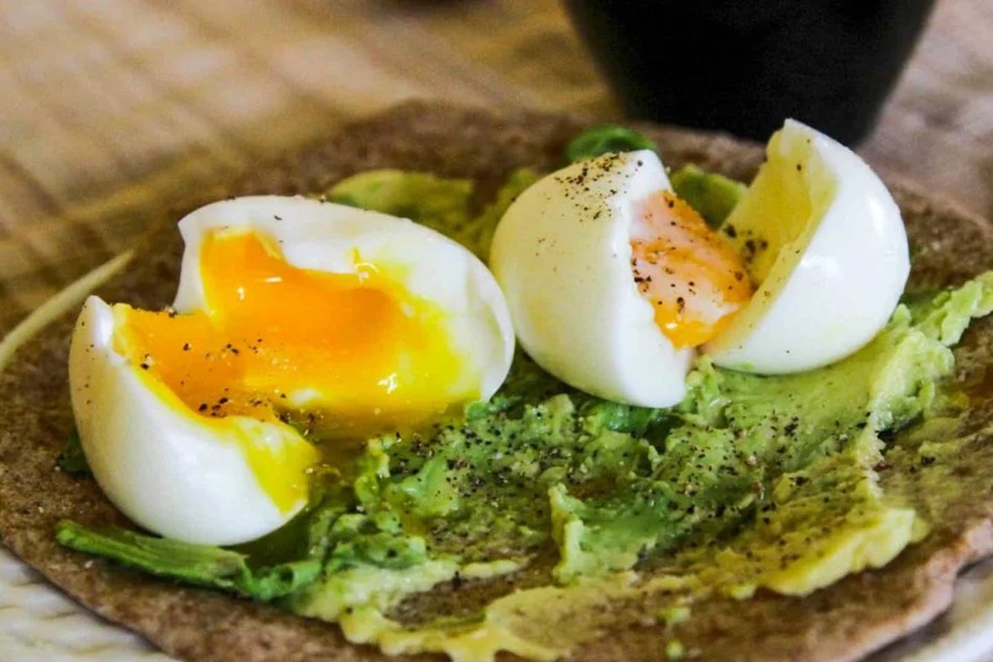 How to cook an egg while preserving its nutritional benefits