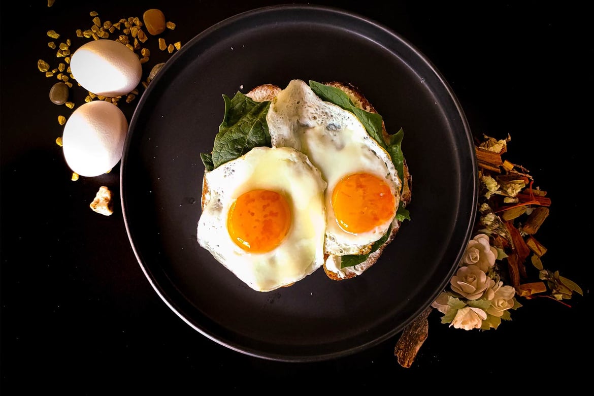 How to cook an egg while preserving its nutritional benefits